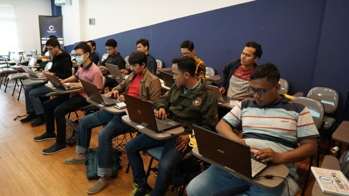 √ Kursus Full Stack Web Developer untuk Karir Cemerlang